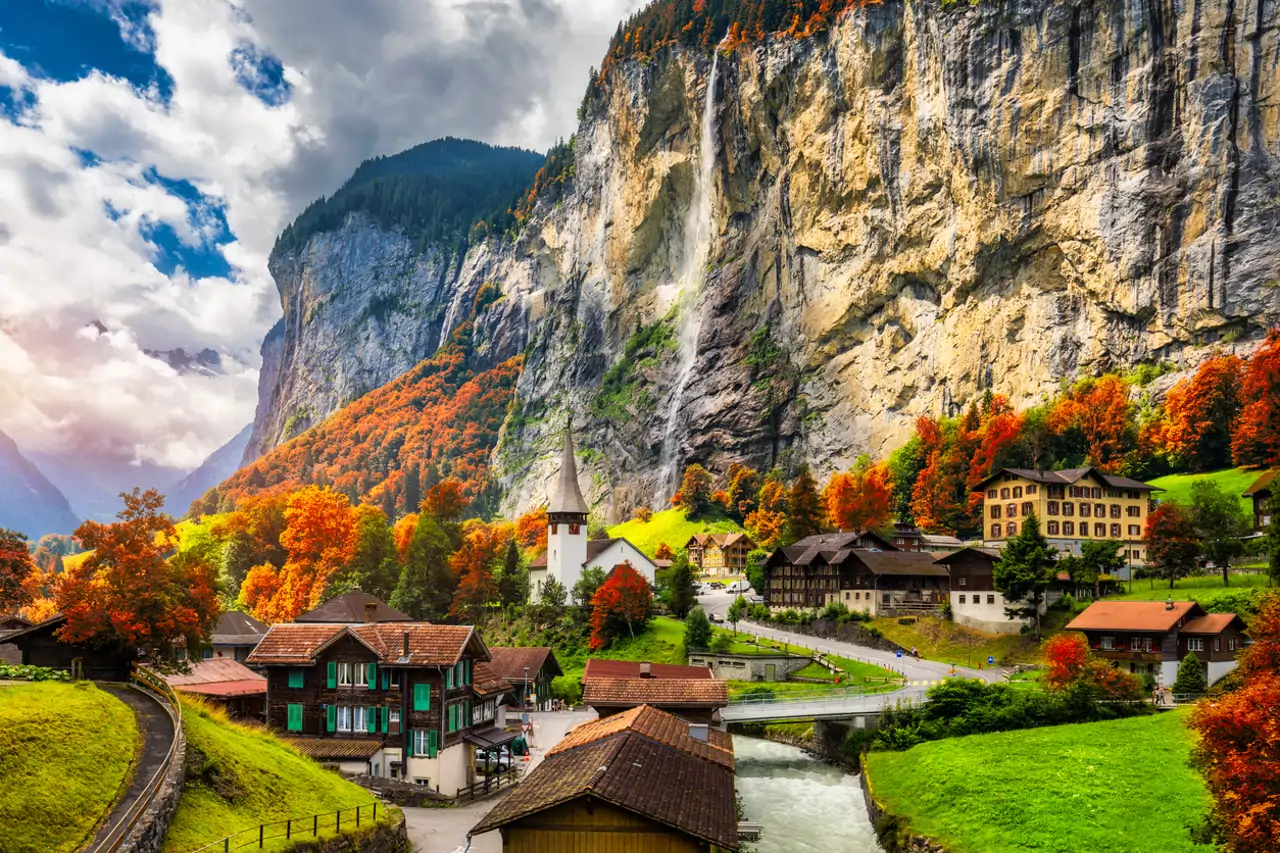 El pueblo más otoñal de Suiza rodeado de un valle con 72 cascadas: "En ...