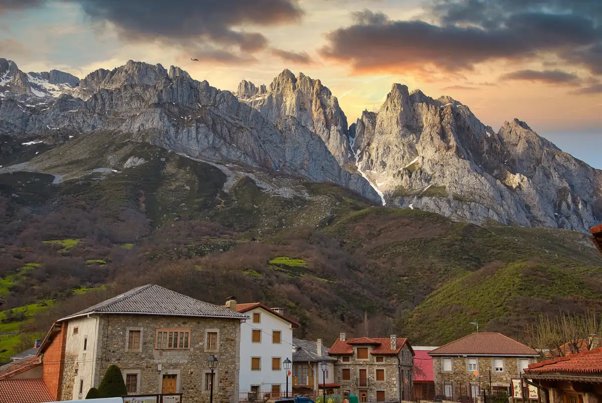 El hayedo de Panderrueda, donde los árboles forman una catedral roja y ...