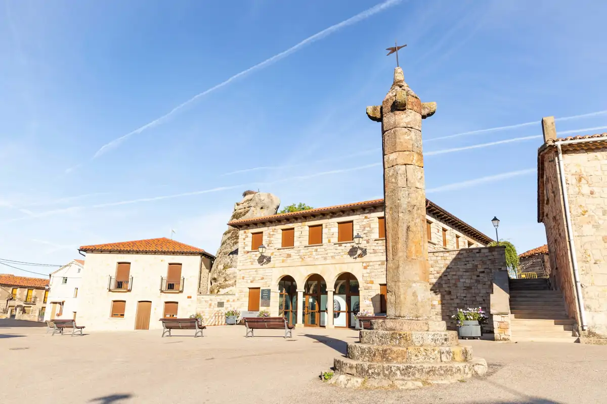 El pueblo de Castilla y León rodeado de árboles de 100 millones de años ...