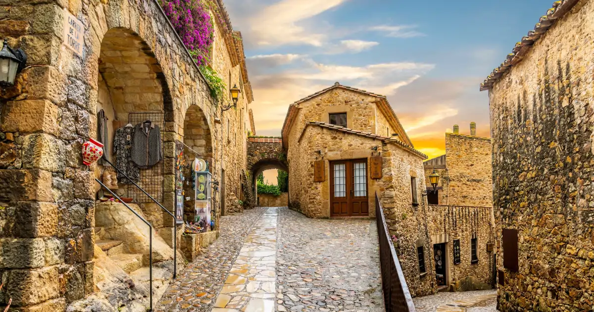 El encantador pueblo medieval de Cataluña donde se comen exquisitos ...