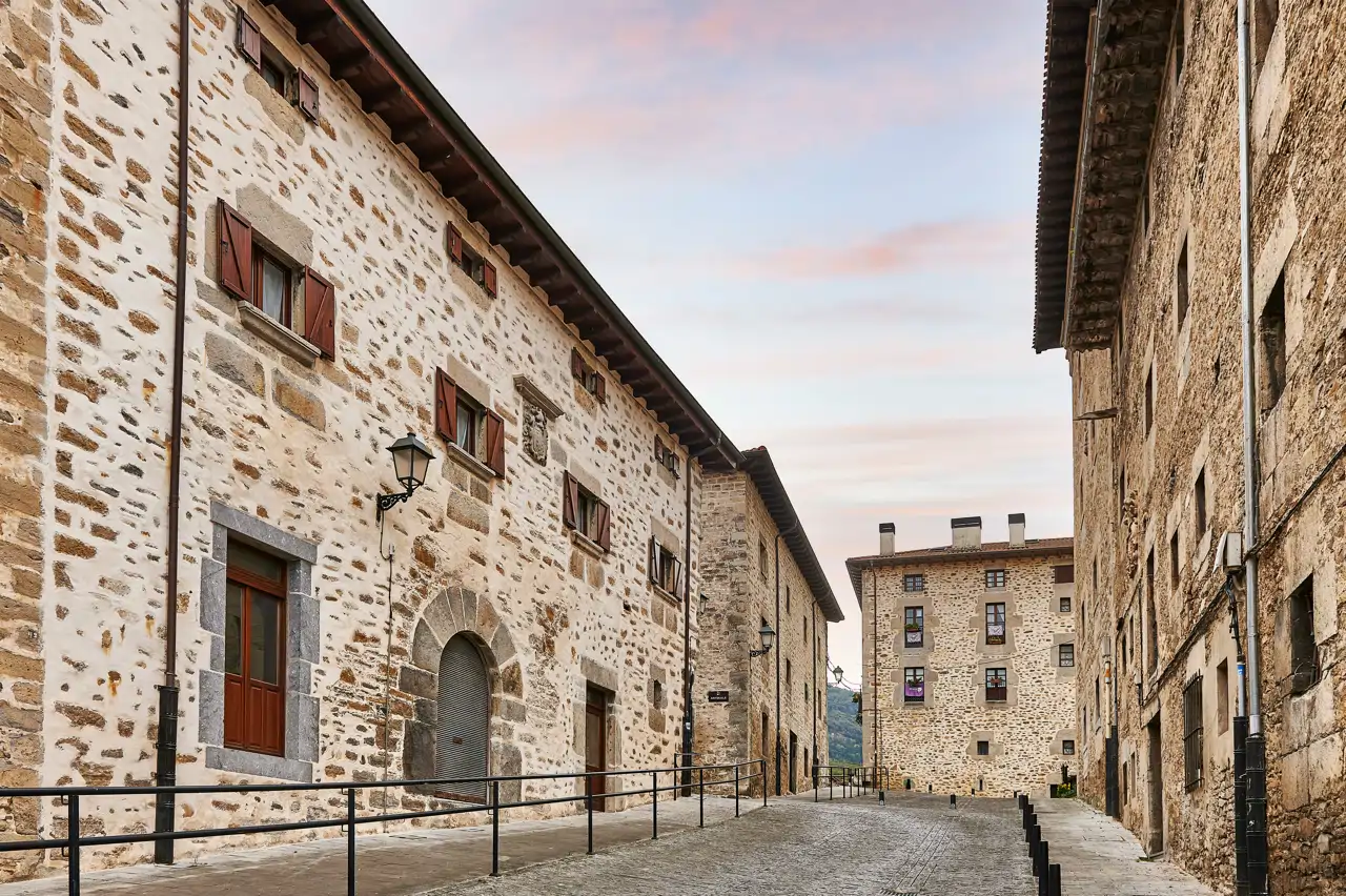 El pueblo medieval del País Vasco con un casco histórico de tres calles ...