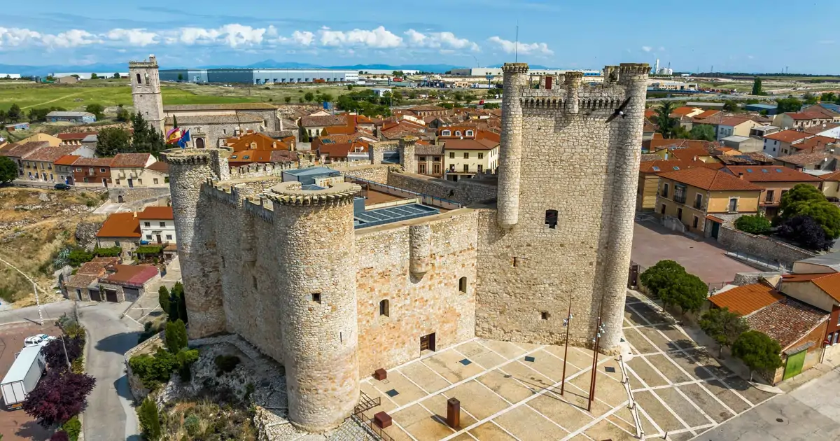 El pueblo de Castilla-La Mancha con un castillo que homenajea a un ...