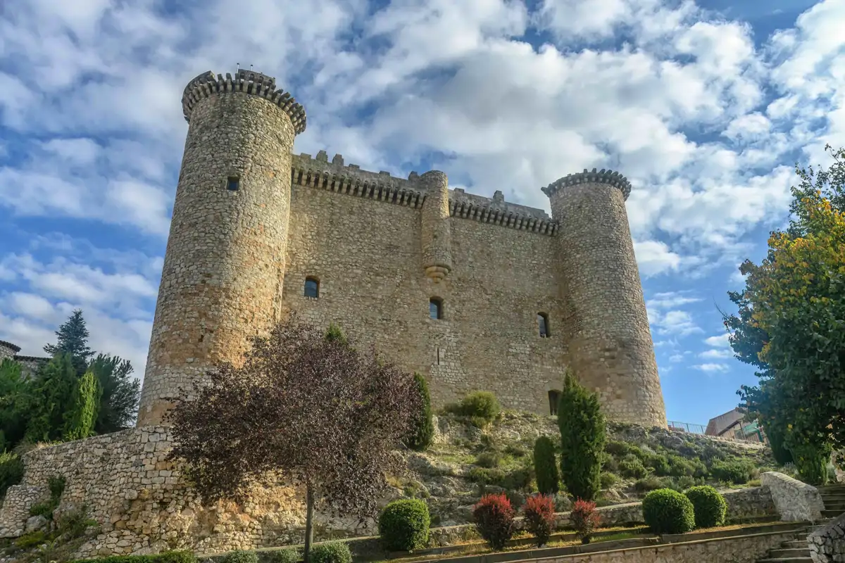 El pueblo de Castilla-La Mancha con un castillo que homenajea a un ...