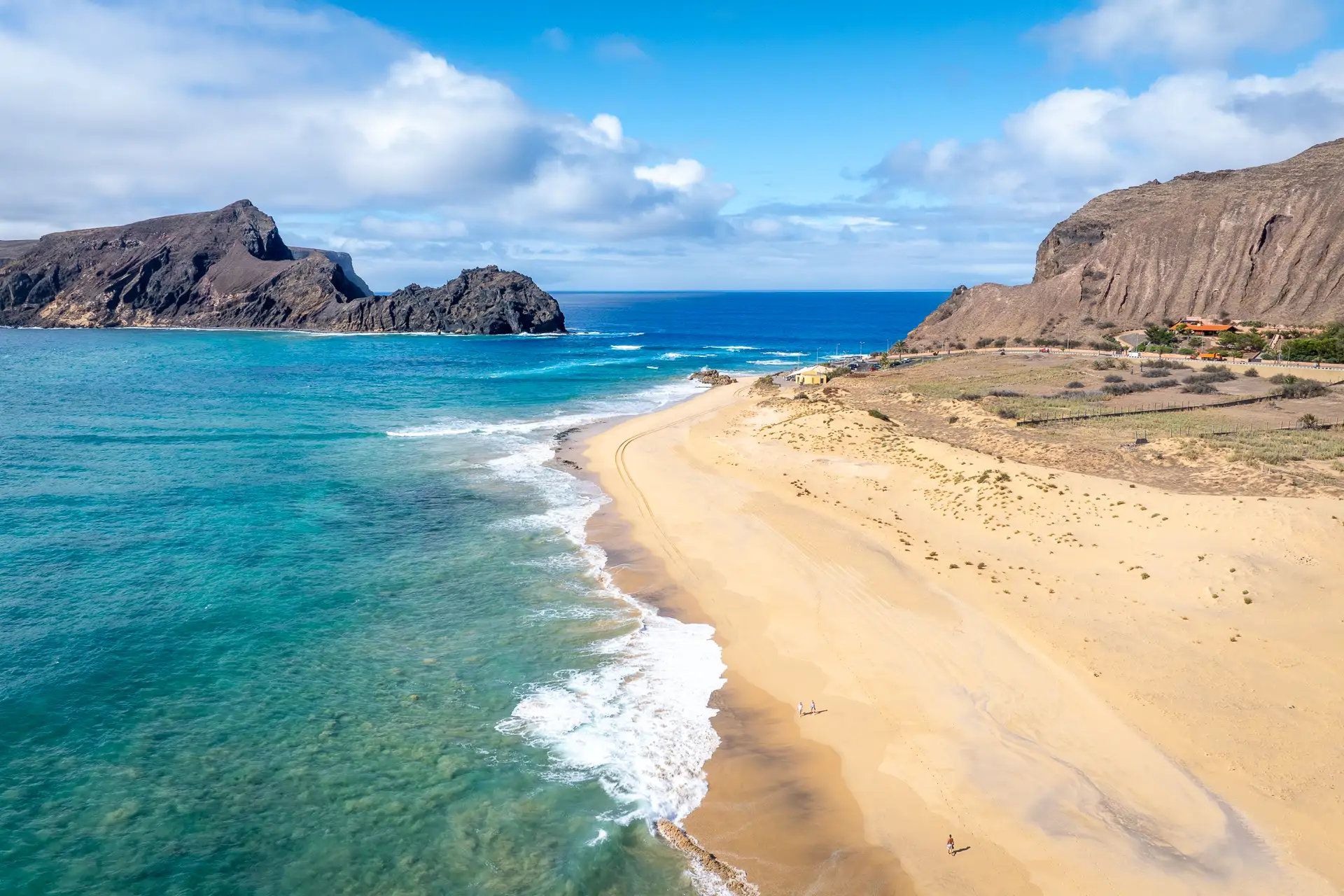La isla volcánica de Portugal que esconde playas caribeñas y un piano ...