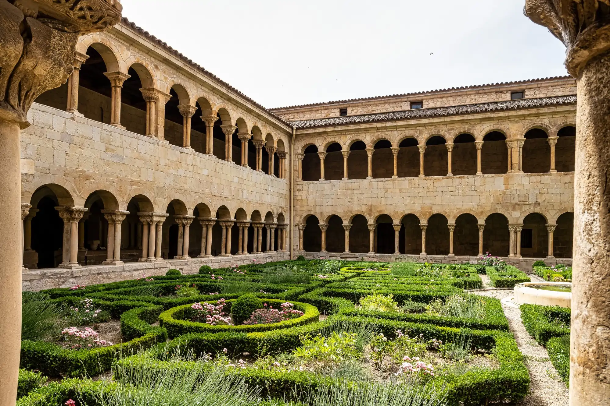 Del románico al renacimiento: estos son los claustros más bonitos de España