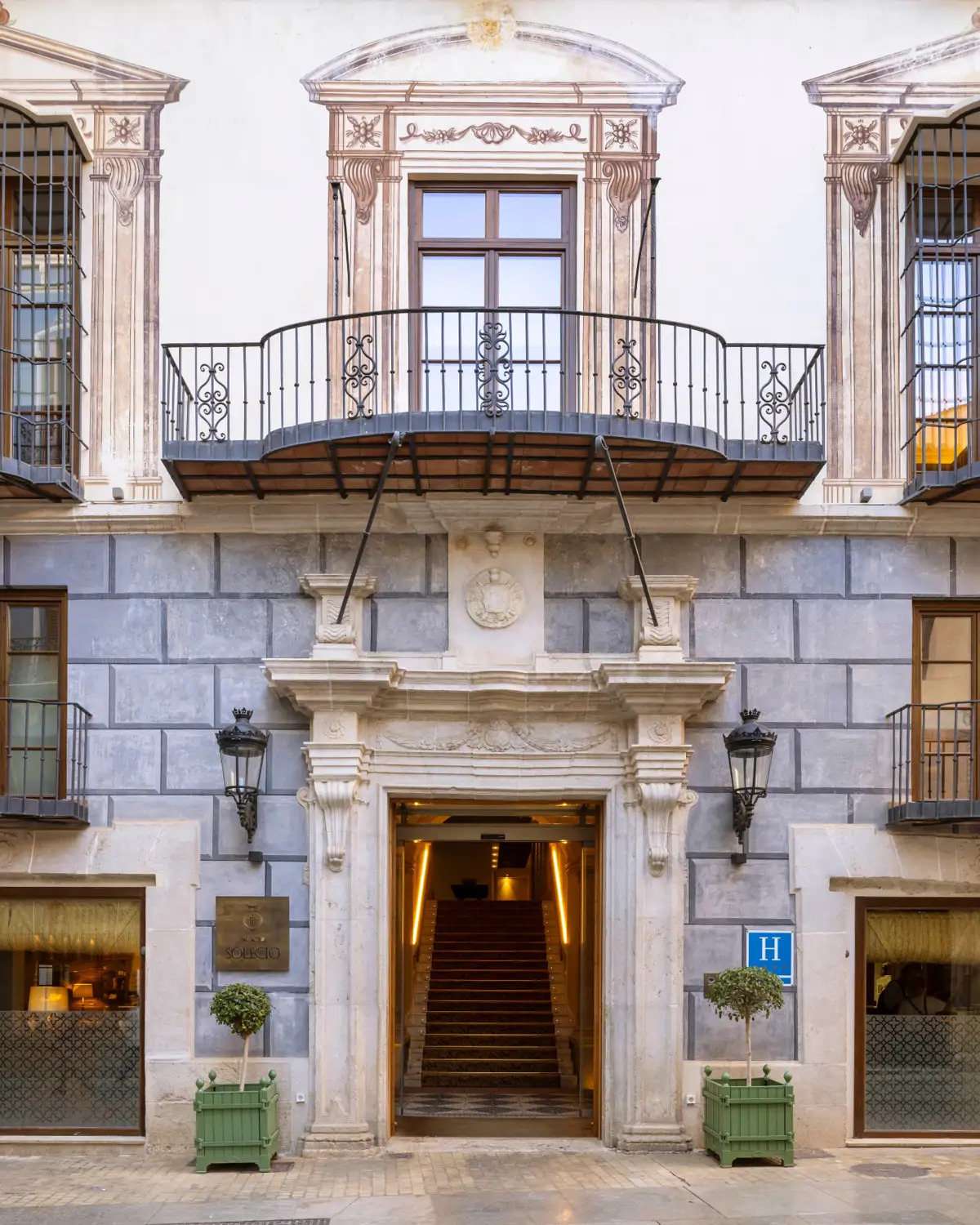 El palacio de Andalucía que nació como una fábrica de naipes y se ...