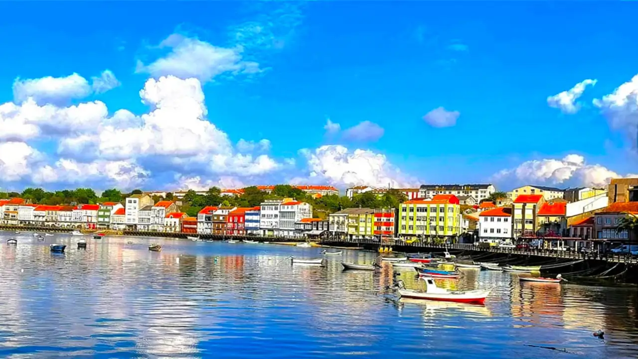 El pueblo de Galicia con casas de colores pastel y una receta de pulpo ...