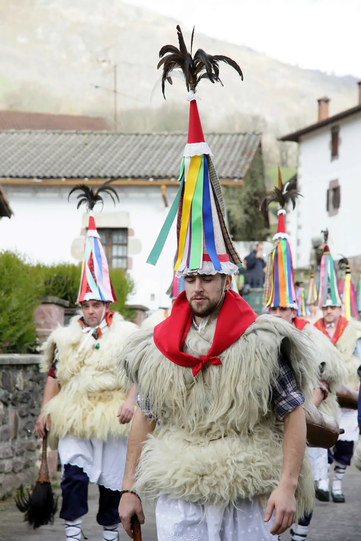 La fiesta ancestral de Navarra donde cien cencerros ahuyentan los malos ...