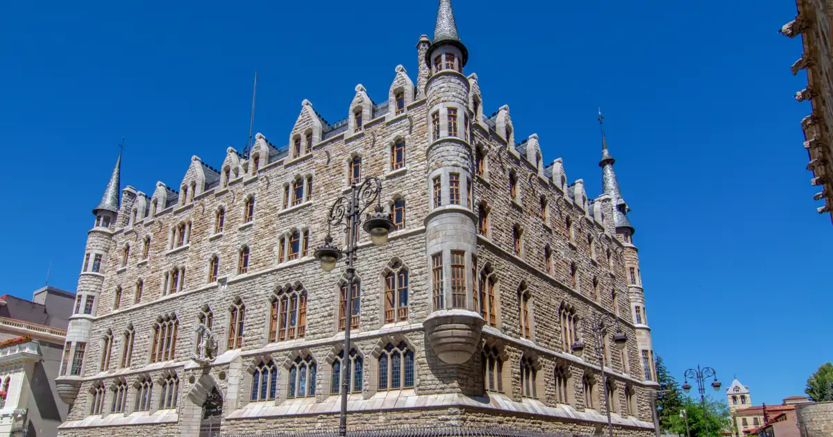 La ciudad de Castilla y León con un palacio de Gaudí con 365 ventanas ...