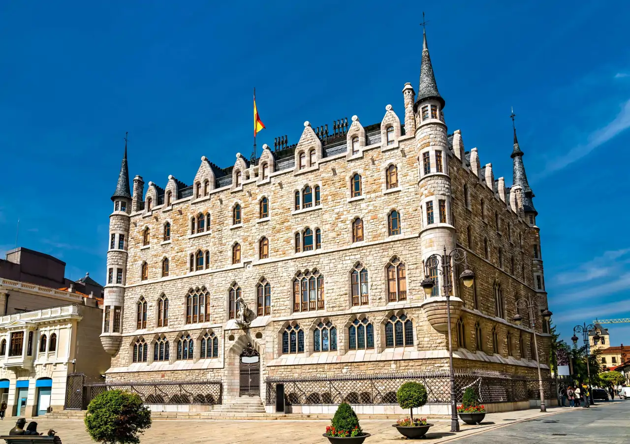 La ciudad de Castilla y León con un palacio de Gaudí con 365 ventanas ...