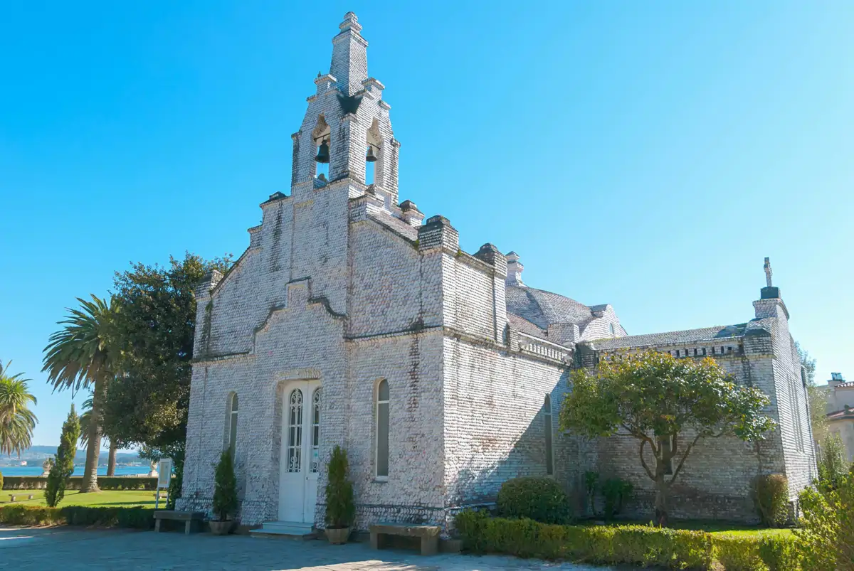 La isla de Galicia que esconde a la única iglesia de España recubierta ...
