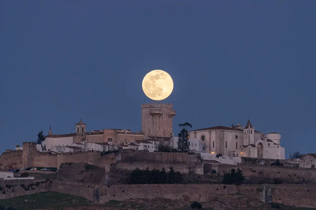 Dónde y cómo ver la luna rosa, la luna llena de abril de 2026