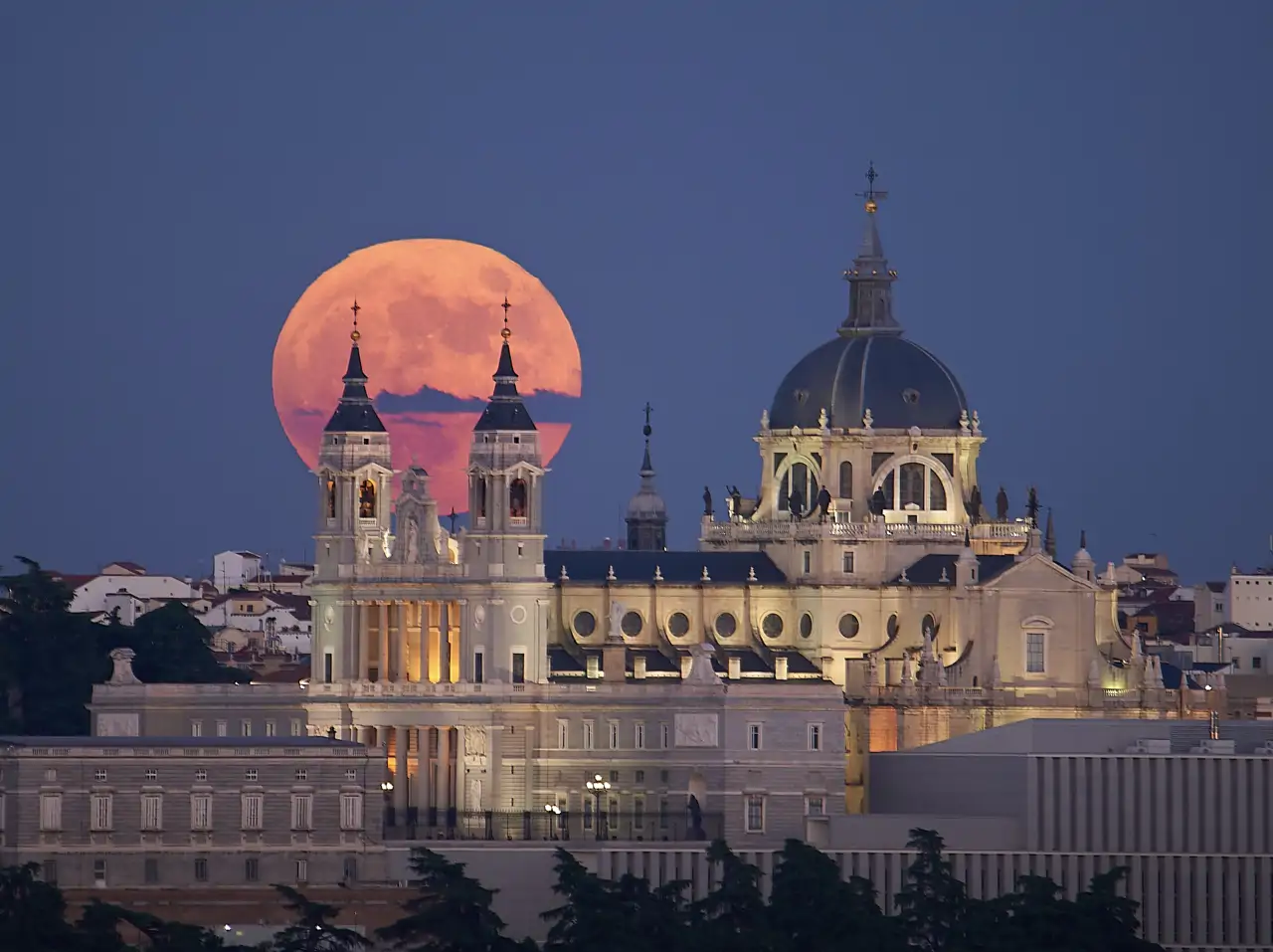 Dónde y cómo ver la luna rosa, la luna llena de abril de 2026