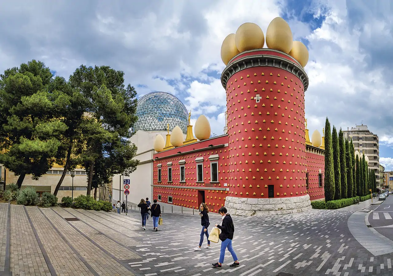 La ciudad de Cataluña que une a Mónica Naranjo con Salvador Dalí